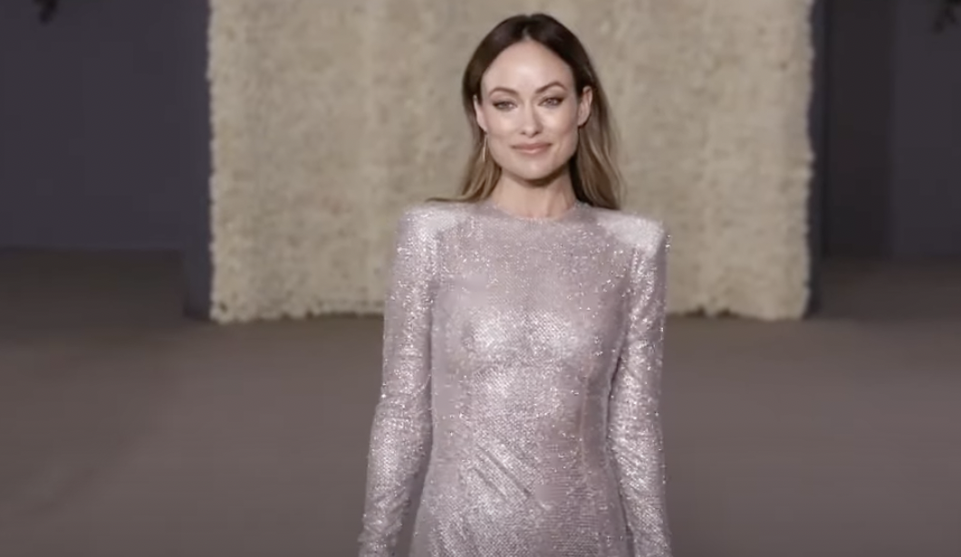 Olīvija Vailda žilbina drosmīgā kleitā (+VIDEO)